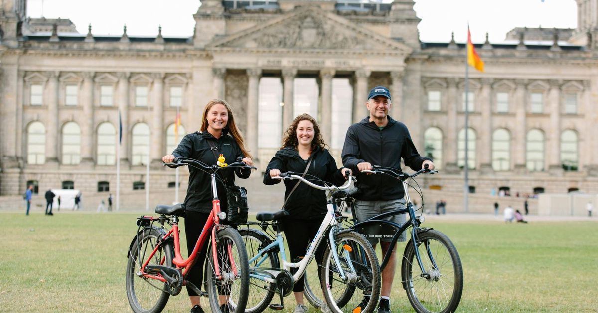 Berlin history e-bike tour with beer garden stop - Tinggly