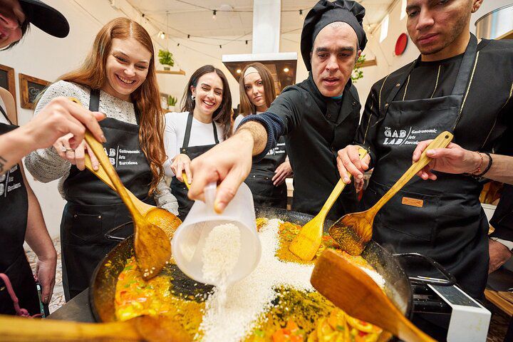 Paella Cooking Class and LIVE Flamenco Show in Barcelona - Tinggly