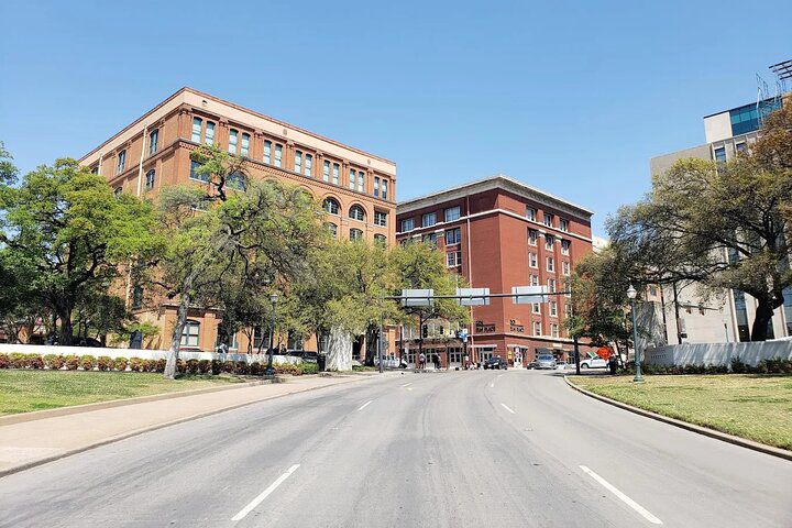JFK Assassination Tour with Rooming House and Sixth Floor Museum - Tinggly