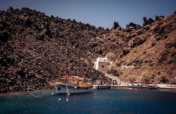 Santorini: Boat Tour in Volcano, Hot Springs and Thirassia - Tinggly